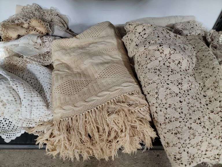 Lot Vintage And Antique Table Linens - Dixon's Auction at Crumpton