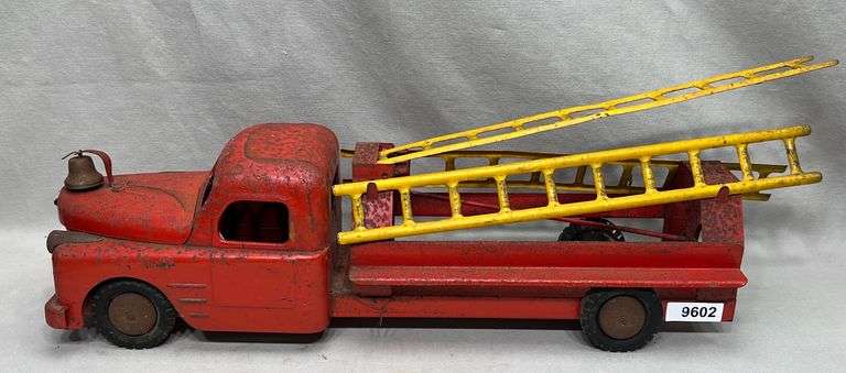 Structo pressed steel fire ladder truck toy - Dixon's Auction at Crumpton