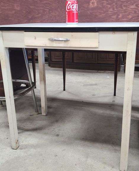 Vintage porcelain top kitchen table - Dixon's Auction at Crumpton