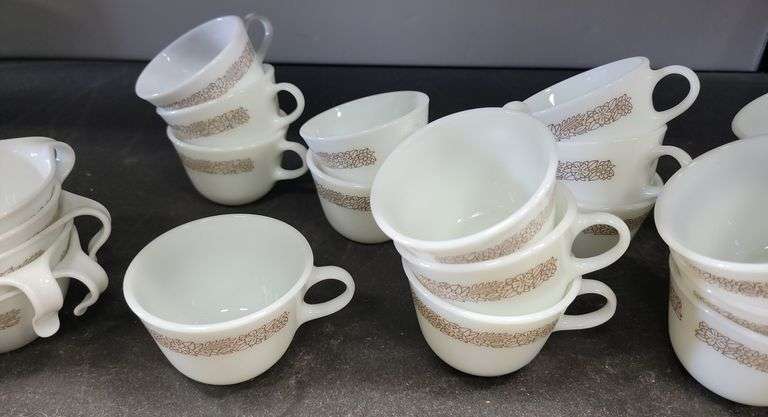 Lot Vintage Pyrex Cups - Dixon's Auction at Crumpton