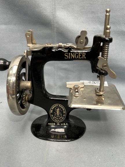 Vintage Singer child's sewing machine - Dixon's Auction at Crumpton