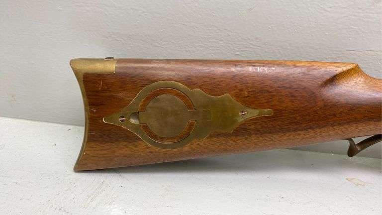 Reproduction black powder rifle - Dixon's Auction at Crumpton