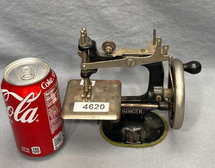 Antique Singer toy sewing machine - Dixon's Auction at Crumpton