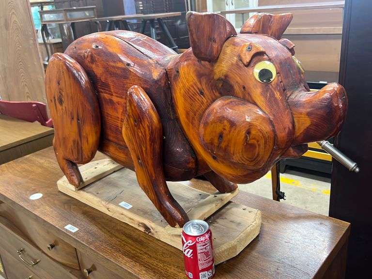Funky carved wood pig - Dixon's Auction at Crumpton
