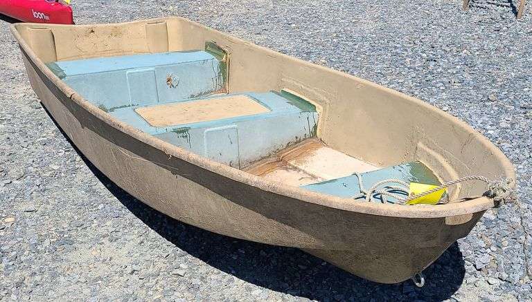 fiberglass row boat as is - Dixon's Auction at Crumpton