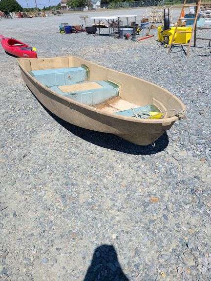 fiberglass row boat as is - Dixon's Auction at Crumpton
