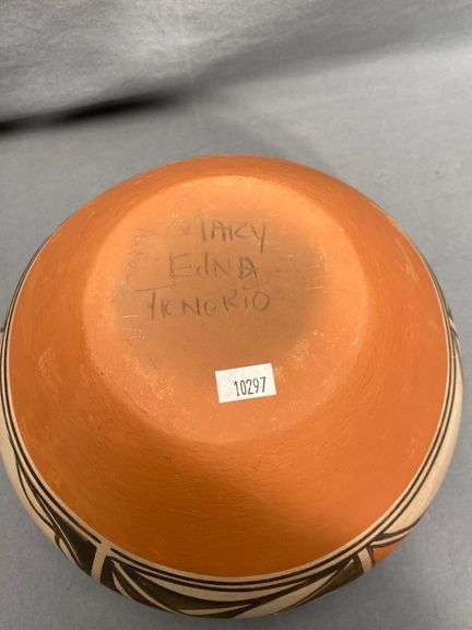 Mary Edna Native American Pottery Pot - Dixon's Auction at Crumpton