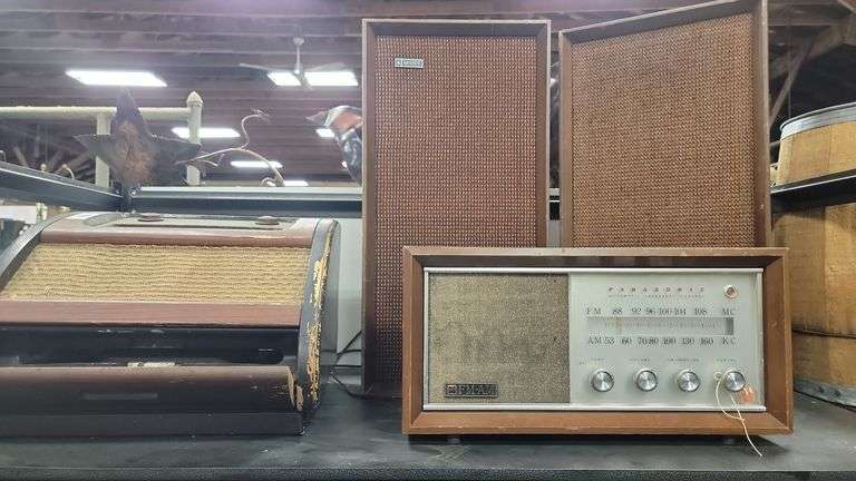 Lot Vintage / Antique Radios - Dixon's Auction at Crumpton
