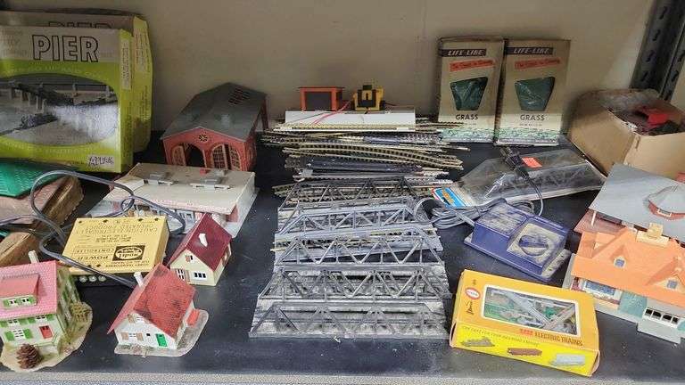 Lot Vintage Model Railroad Items, Track, Buildings Etc - Dixon's ...