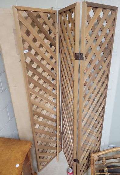 Lattice Room Divider - Dixon's Auction at Crumpton