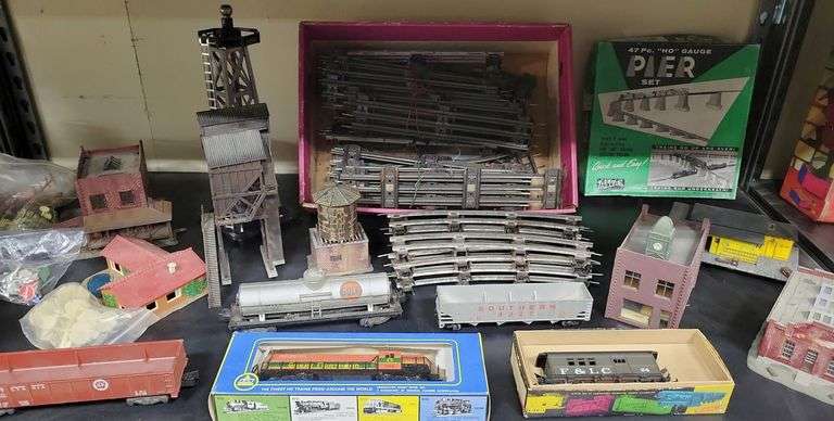 Lot Vintage Model Railroad Pieces Trains Etc - Dixon's Auction at Crumpton