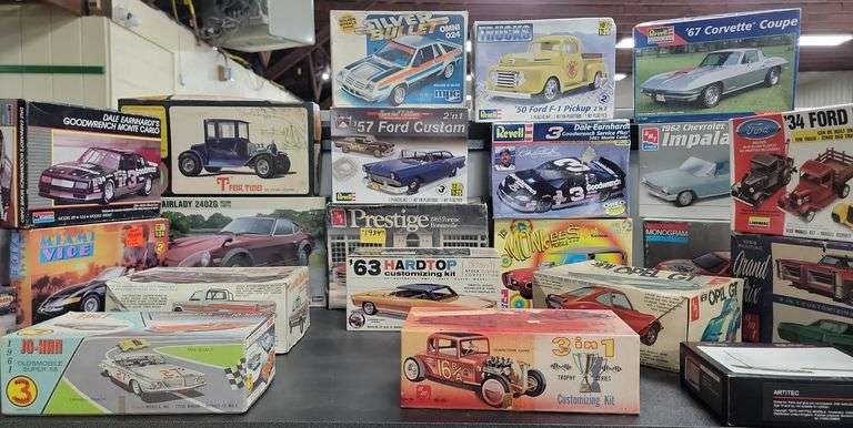 Lot Vintage Model Cars Etc - Dixon's Auction at Crumpton