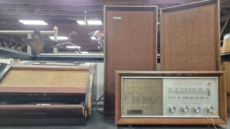Lot Vintage / Antique Radios - Dixon's Auction at Crumpton