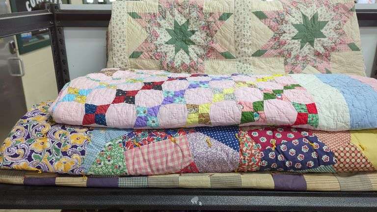 Lot Vintage / Antique Blankets / Quilts - Dixon's Auction at Crumpton