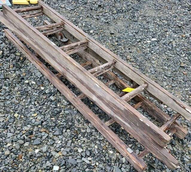 Antique Wooden Extension Ladder - Dixon's Auction at Crumpton