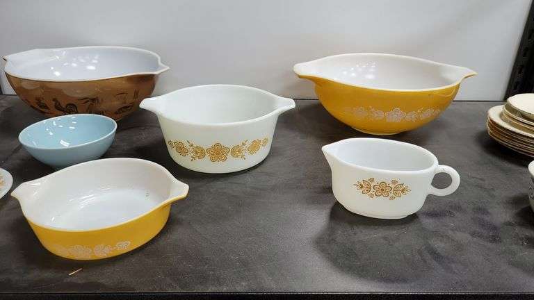 Collection Of Vintage Pyrex Style Bowls - Dixon's Auction at Crumpton
