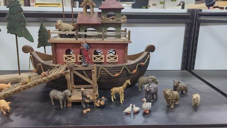 Set Of Noahs Ark & Figures - Dixon's Auction at Crumpton