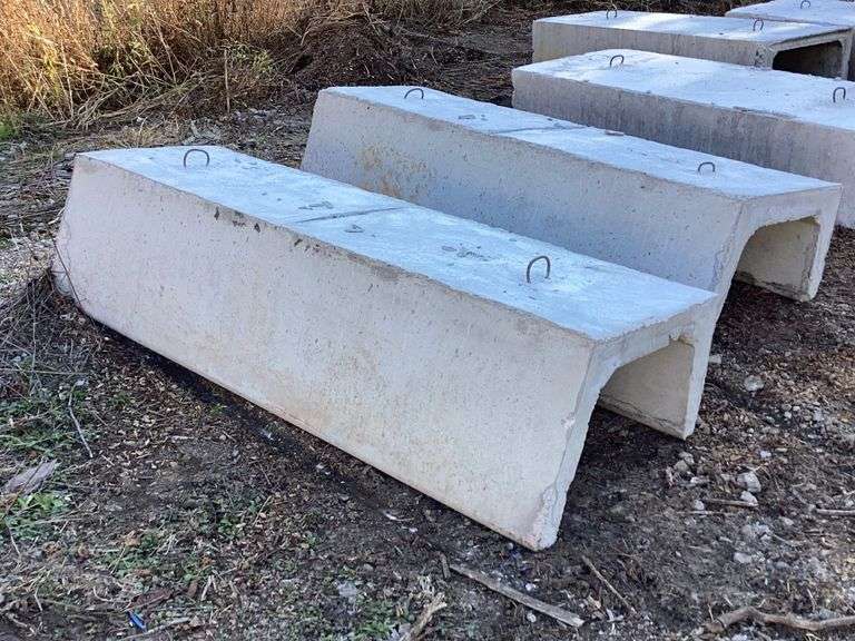 Concrete J trough feeder - Diamond G Auctioneers