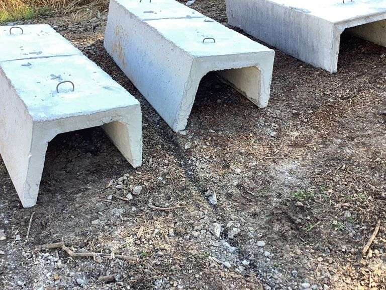 Concrete J trough feeder - Diamond G Auctioneers