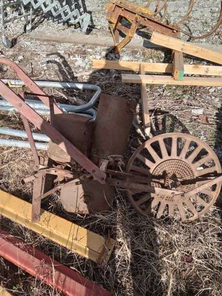 Antique Oliver planter - Diamond G Auctioneers