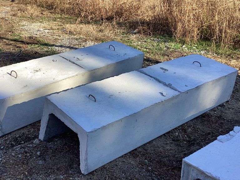 Concrete J trough feeder - Diamond G Auctioneers