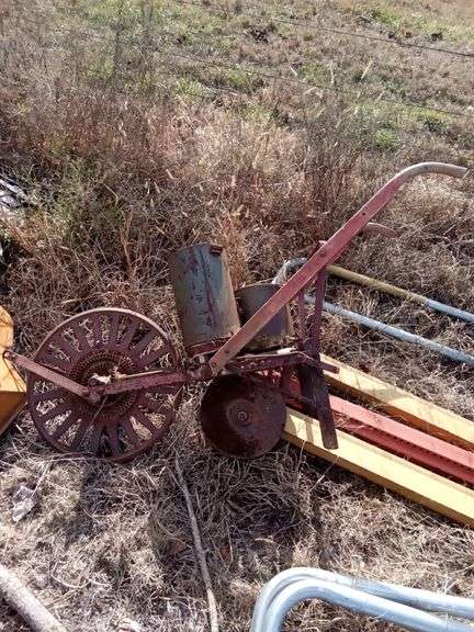 Antique Oliver planter - Diamond G Auctioneers