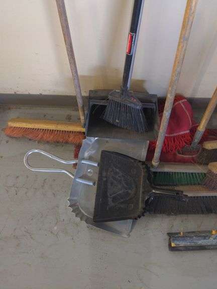 Dust Mop, Push Brooms, Floor Squeegee & Dust Pans - Delaware Auction Center