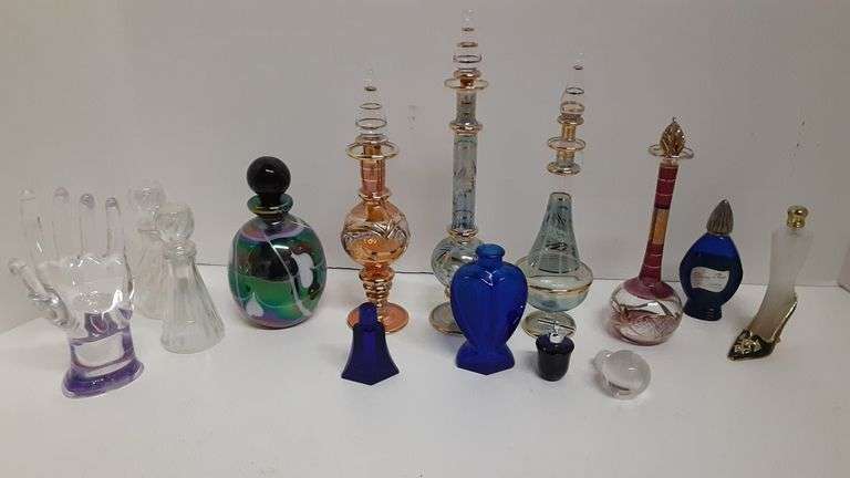 Assortment of Decorative Glass Items to Include: - Delaware Auction Center