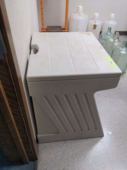 Rubbermaid Style Desk - Delaware Auction Center