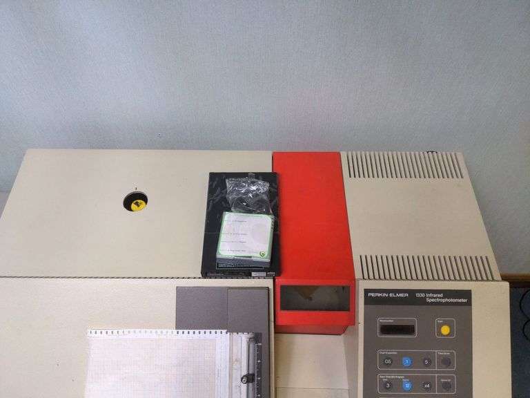 Perkin Elmer 1330 Infrared Spectrophotometer - Delaware Auction Center