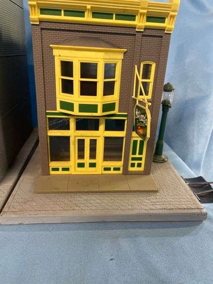 (2) MTH & Unmarked O Gauge Train Buildings - Delaware Auction Center