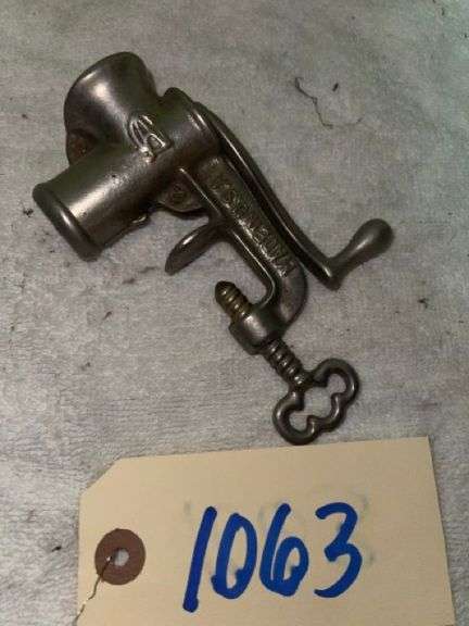 Mini grinder • Vintage • Metal • Basement - Duck Soup Auctions