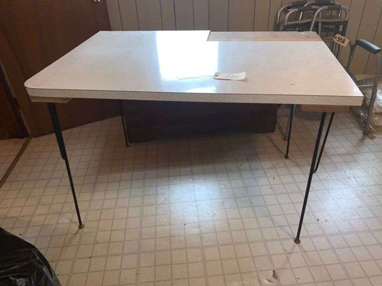 48x32x32 table • 2nd Floor - Duck Soup Auctions