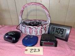 Alarm clocks radios and portable cd player • Kitchen - Duck Soup Auctions