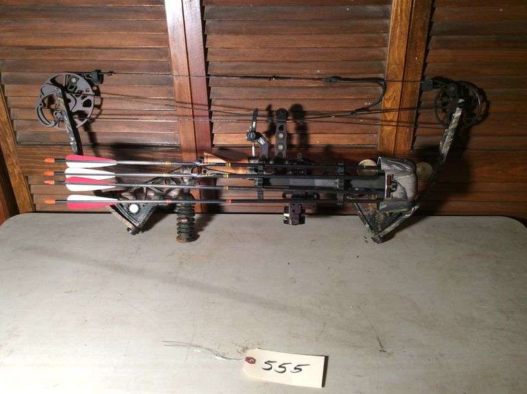 Mathews Solo Cam Compound Bow with Arrows - Duck Soup Auctions