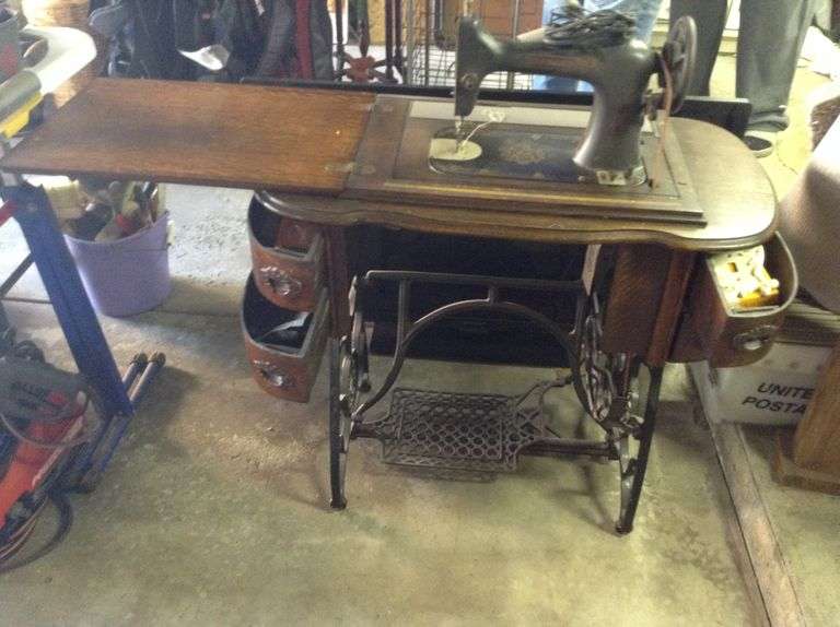 Standard Rotary Sewing Machine in Cabinet with Contents - Duck Soup ...