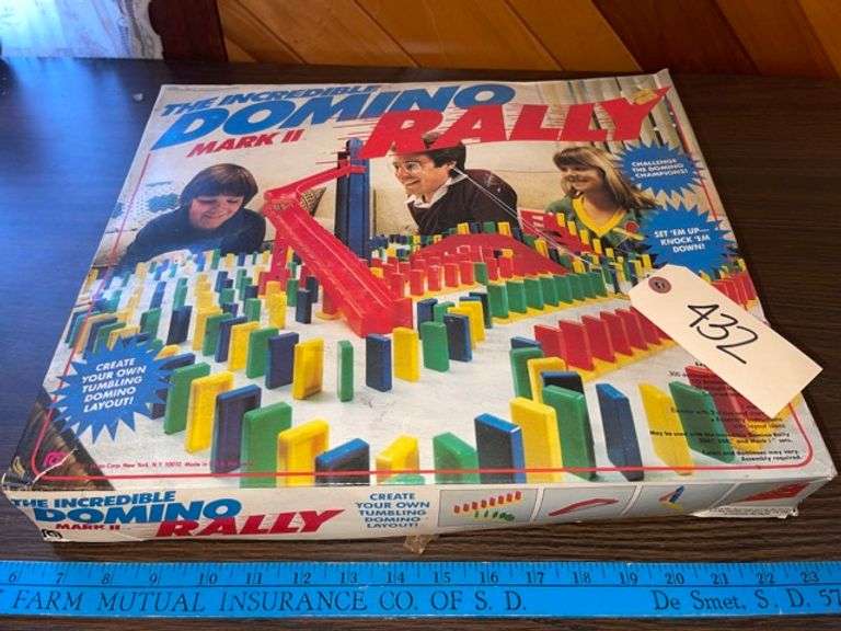 The incredible domino rally game • Living Room - Duck Soup Auctions
