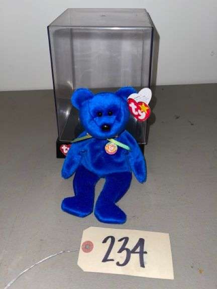 Ty beanie baby and display case • Living Room - Duck Soup Auctions