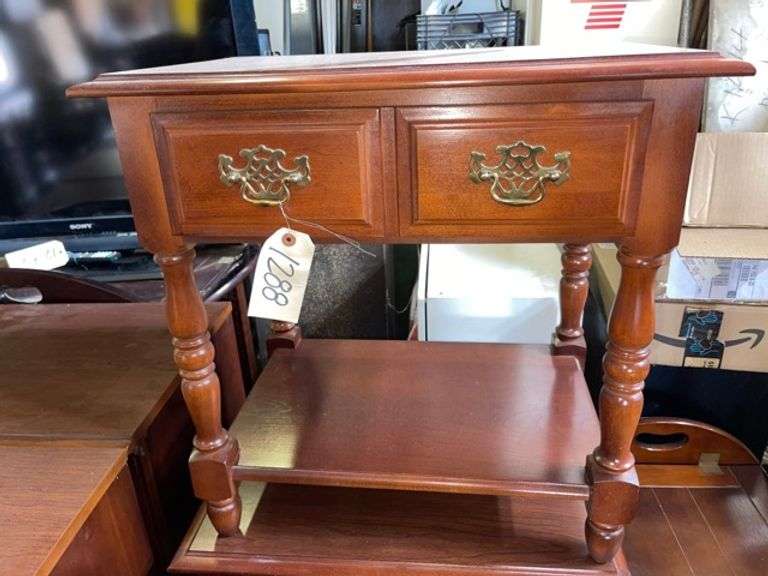 Stanley End table • 24x16x24 • Warehouse - Duck Soup Auctions