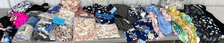 OVER 40PCS OF WOMENS CLOTHING - ASSORTED SIZES - Earl's Auction Company