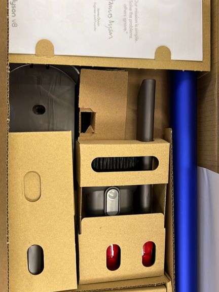 NEW DYSON V8 CORDLESS VACUUM IN BOX - Earl's Auction Company