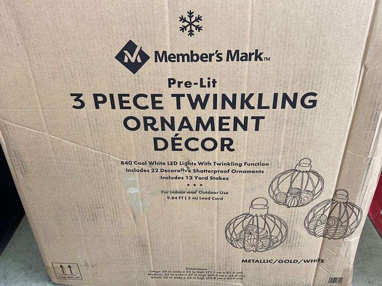 4FT PRE LIT MOOSE TREE & 3PC TWINKLING ORNAMENT DECOR - Earl's Auction ...