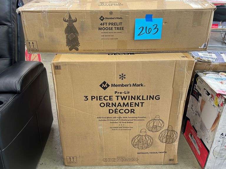 4FT PRE LIT MOOSE TREE & 3PC TWINKLING ORNAMENT DECOR - Earl's Auction ...