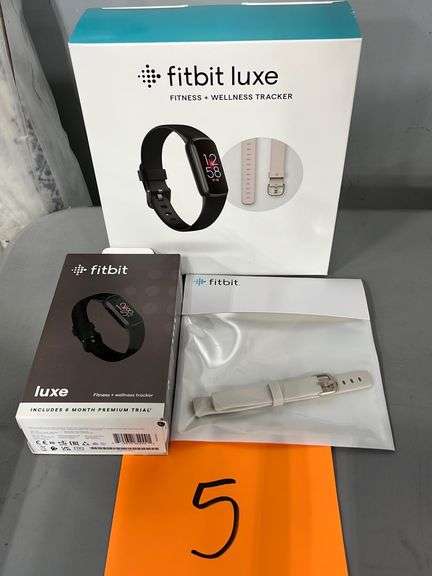 NEW FITBIT LUXE IN BOX - GRAPHITE STAINLESS STEEL - Earl's Auction Company