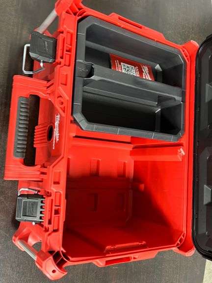 MILWAUKEE PACKOUT LARGE TOOL BOX - Earl's Auction Company