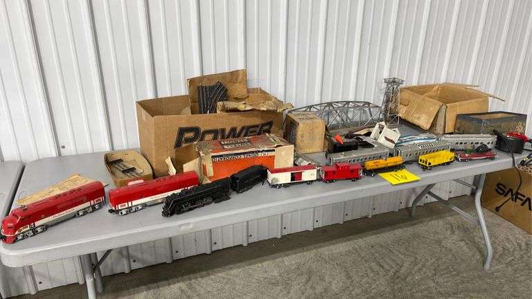 ANTIQUE LIONEL TRAIN SET - Earl's Auction Company