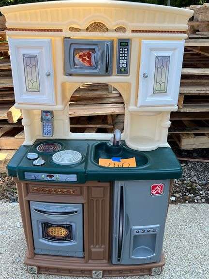 STEP 2 KIDS PLASTIC PLAY KITCHEN - Earl's Auction Company