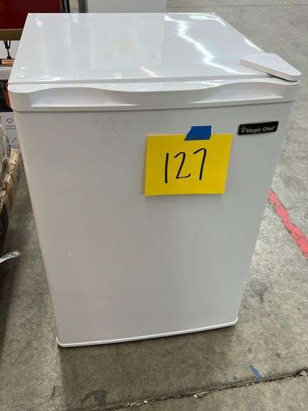 MAGIC CHEF 2.6CU FT WHITE COMPACT REFRIGERATOR - Earl's Auction Company