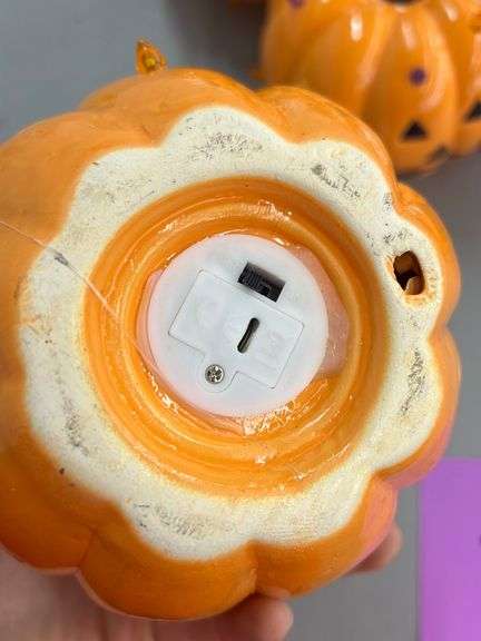 (9) LIGHT-UP CERAMIC PUMPKIN - Earl's Auction Company