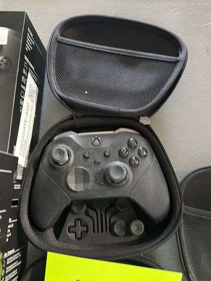 (6) XBOX ELITE CONTROLLERS - Earl's Auction Company